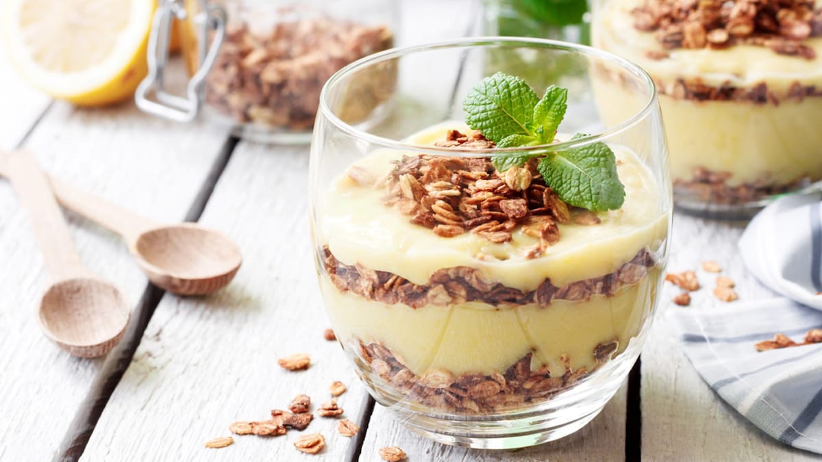 Postre de crema de limón con granola