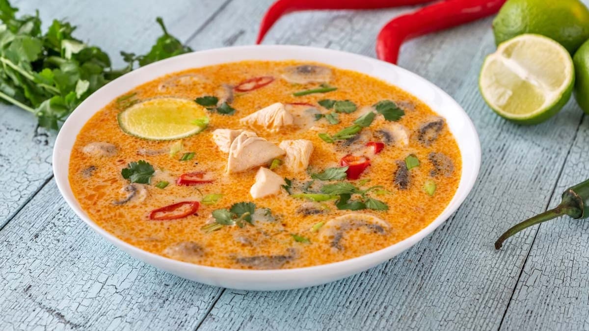 Sopa de pollo y champiñón (Tom Yum Gai)