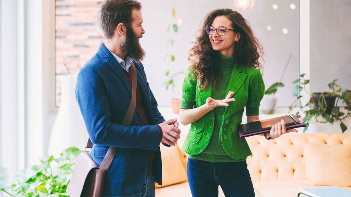 Trucos de lenguaje corporal para mostrar más amabilidad y simpatía