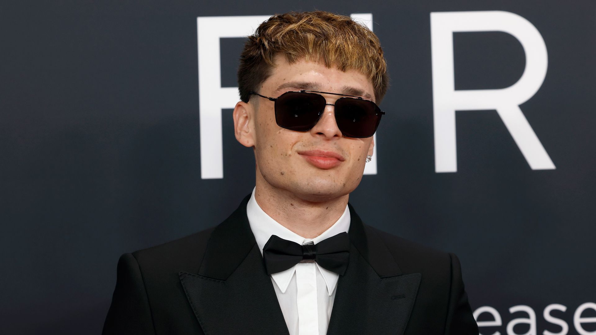 Peso Pluma sorprende con cambio de 'look' en los Grammys 2025 | ¡HOLA!