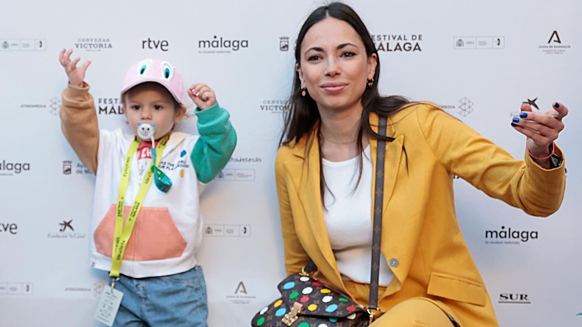 Las travesuras de la nieta de Carlos Saura, de dos años, en el Festival ...