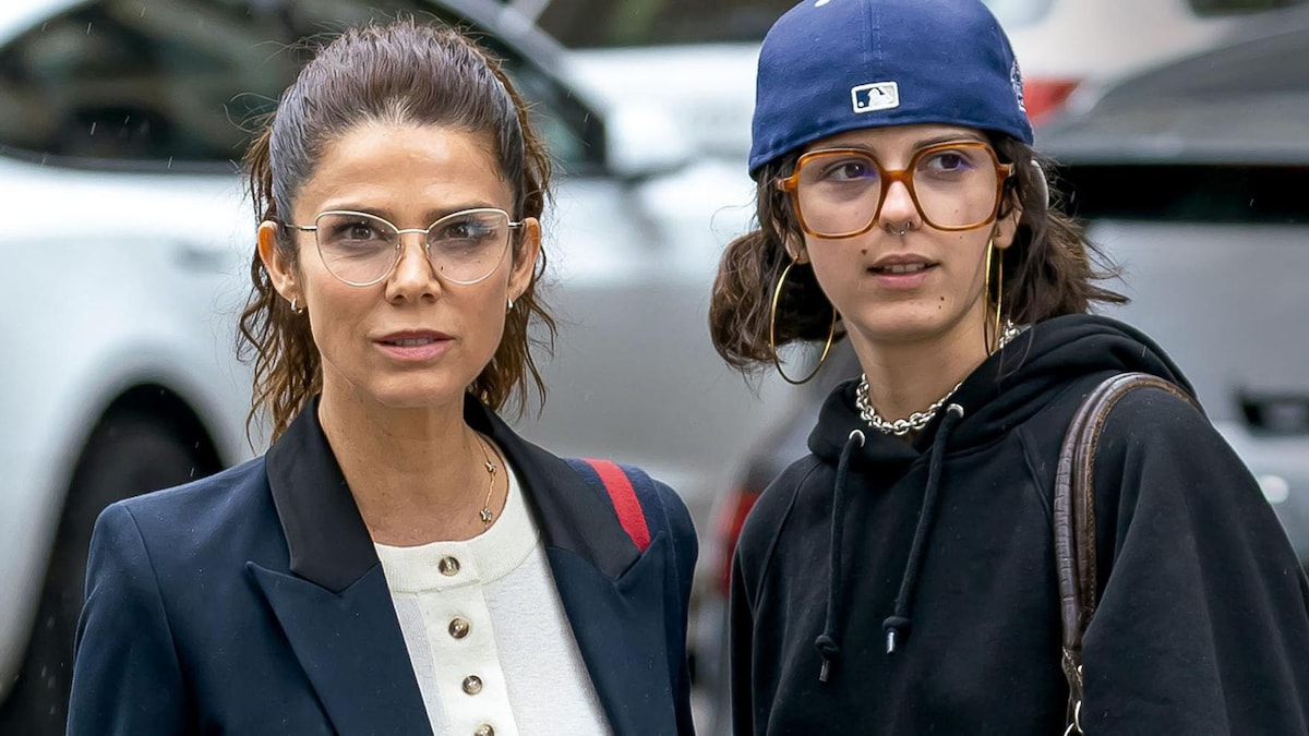 Juana Acosta, familiar paseo con su hija, Lola, que acaba de cumplir su ...