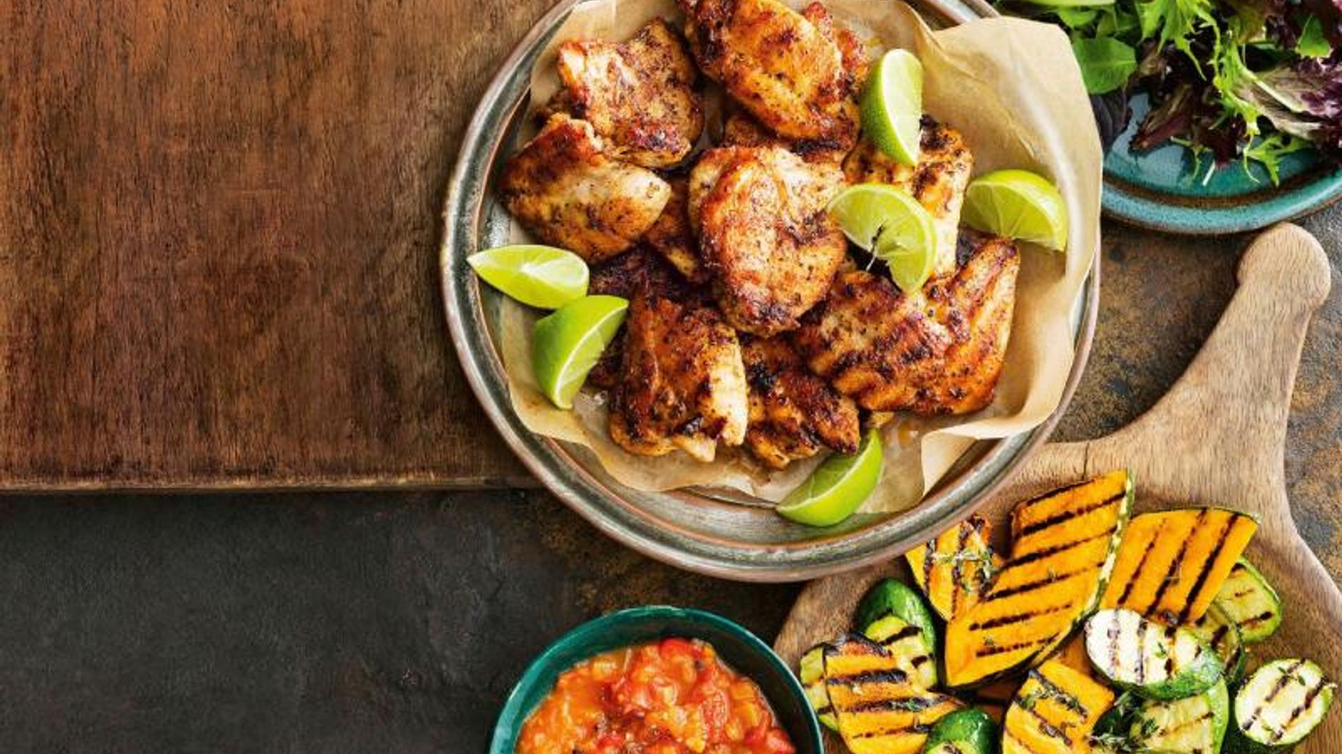 Receta de pollo cajún con salsa picante de tomate y verduras a la parrilla