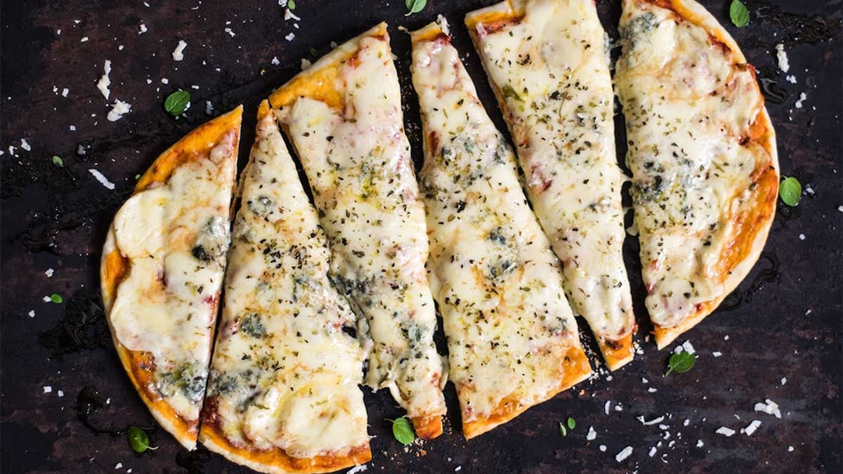 Pizzas con queso provolone y orégano