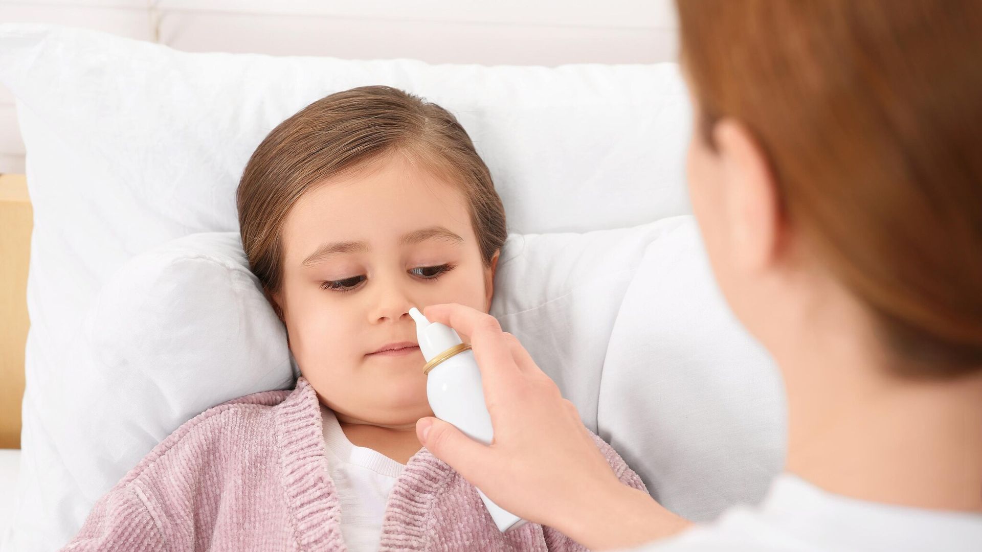¿Cómo se hace un lavado nasal a un niño?