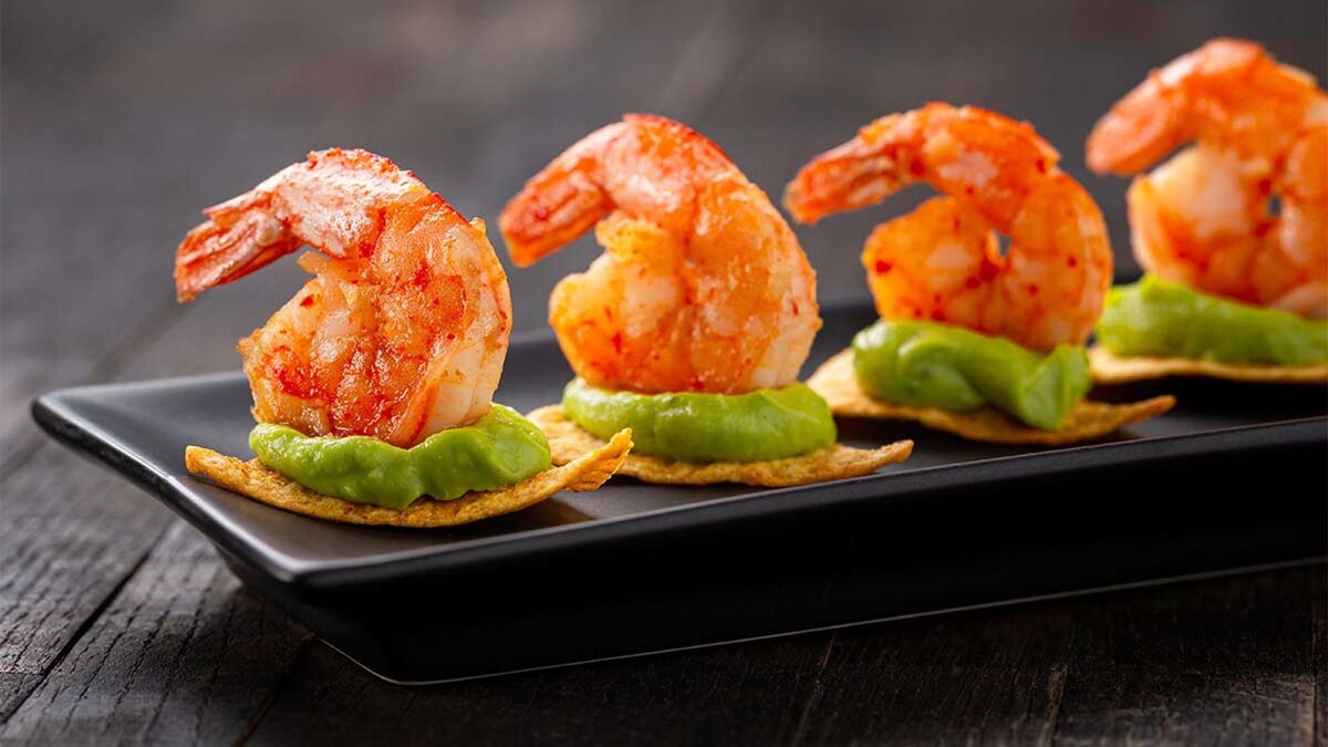 Nacho con guacamole y gamba marinada