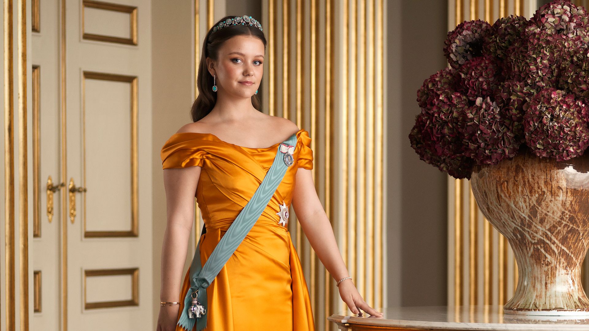 Isabella de Dinamarca cumple 18 años vestida de gala y estrenando tiara ...