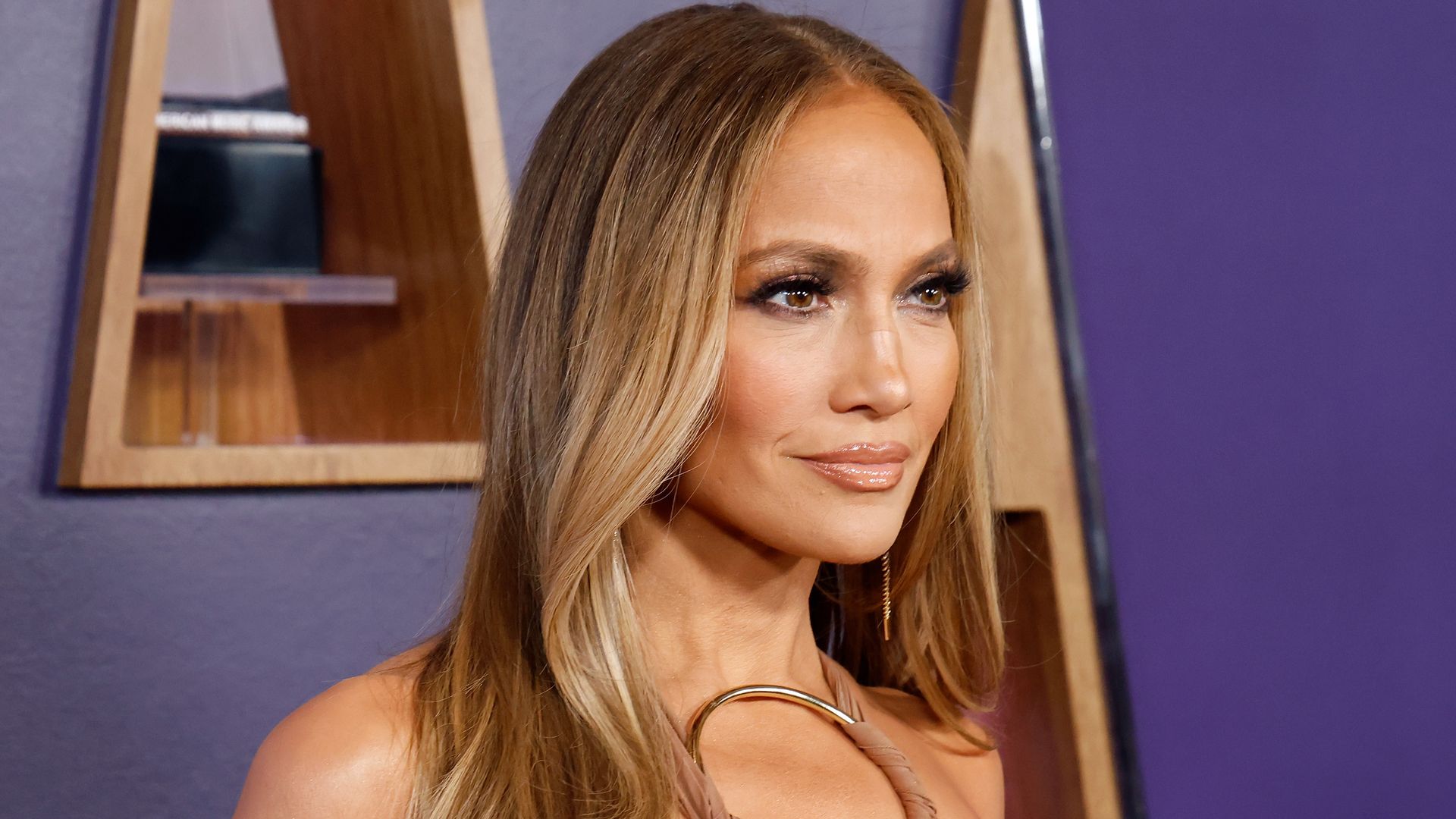Jennifer Lopez se transforma en una Barbie noventera con este look | ¡HOLA!