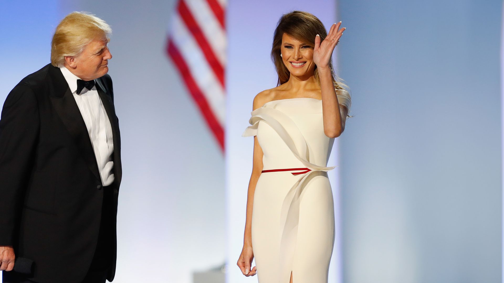 Melania Trump, elegancia atemporal con un traje gris en la gran noche de su marido