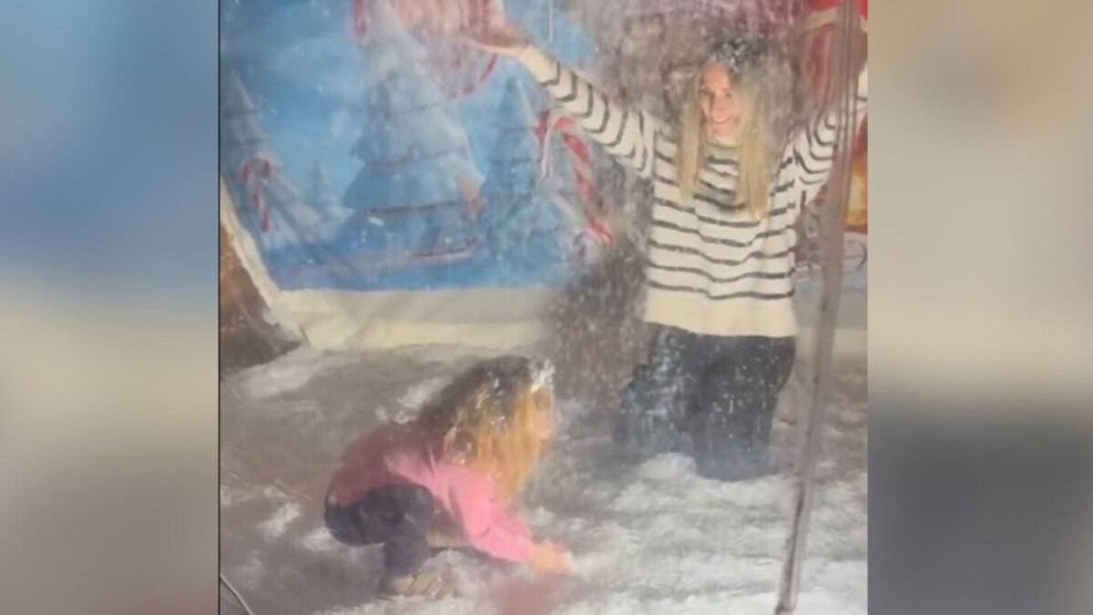 Edurne y Yanay se divierten dentro de una bola de Navidad gigante