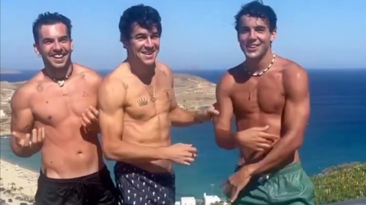 Mario Casas y sus hermanos presumen de cuerpazos en Grecia