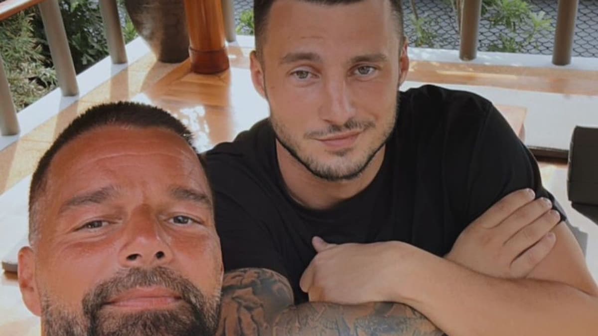 Ricky Martin se deja ver con el guapo actor vinculado a su divorcio ...