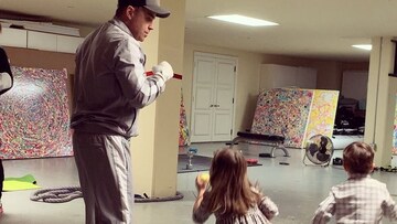 Robbie Williams lee el divertido calendario de su hija