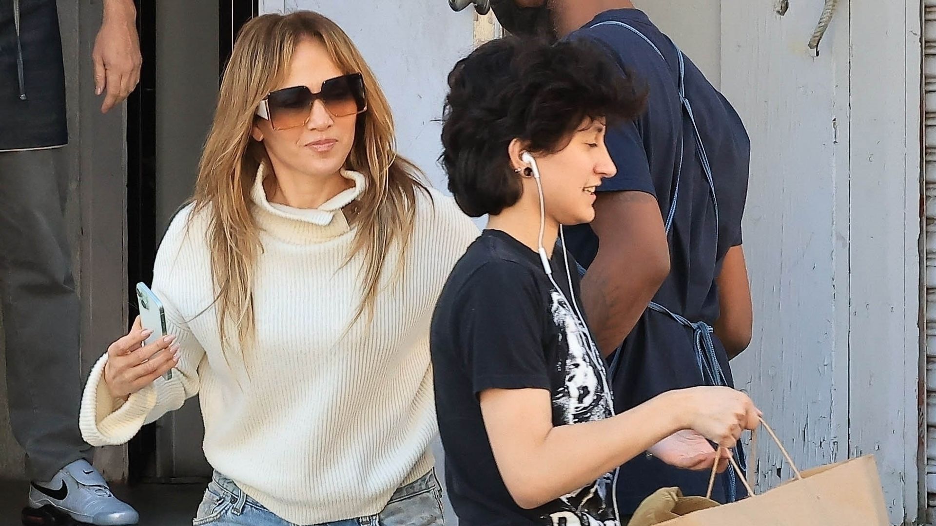 Jennifer Lopez y su hija Emme disfrutan de un día de compras previo a ...