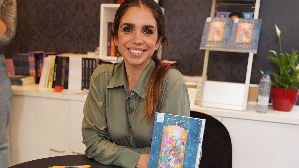 Elena Furiase publica su primera novela que empezó a escribir con 13 años