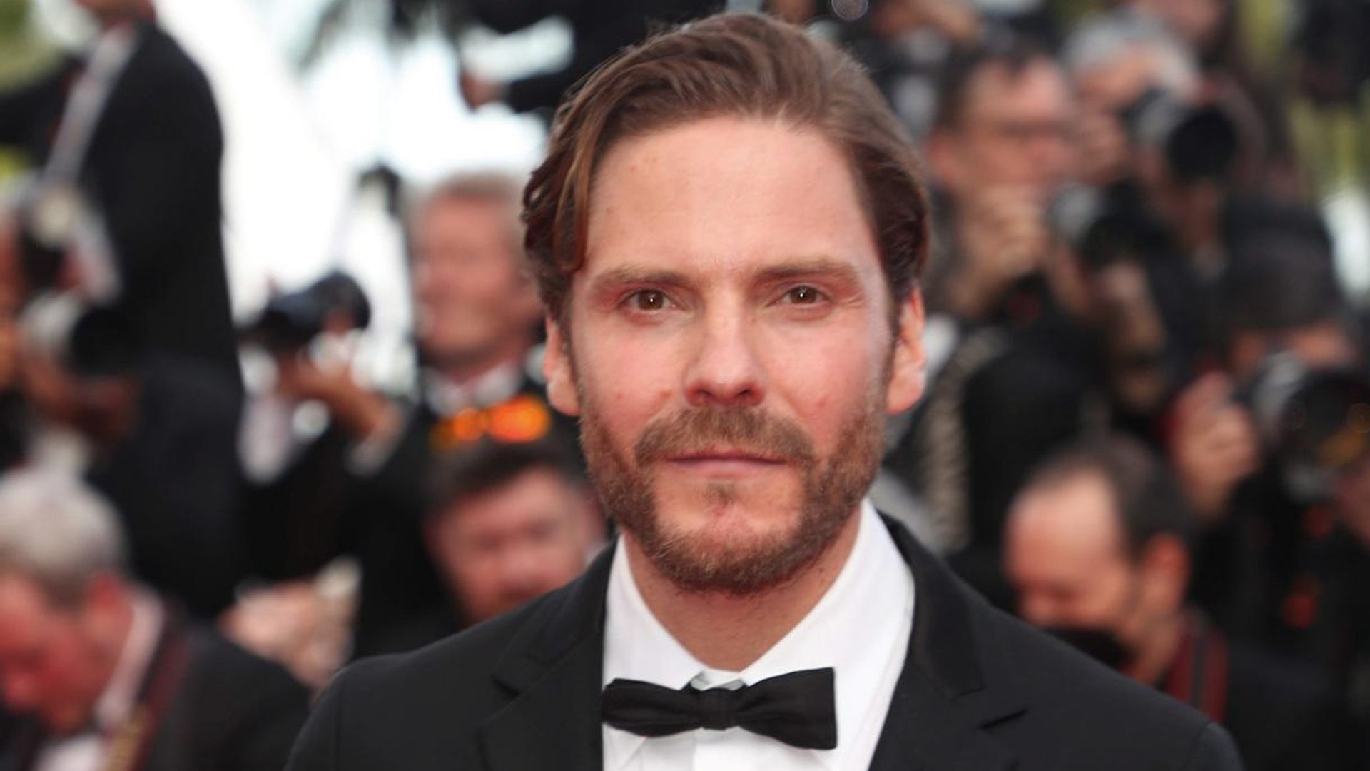 Hablamos con Daniel Brühl de su gran reto como Karl Lagerfeld