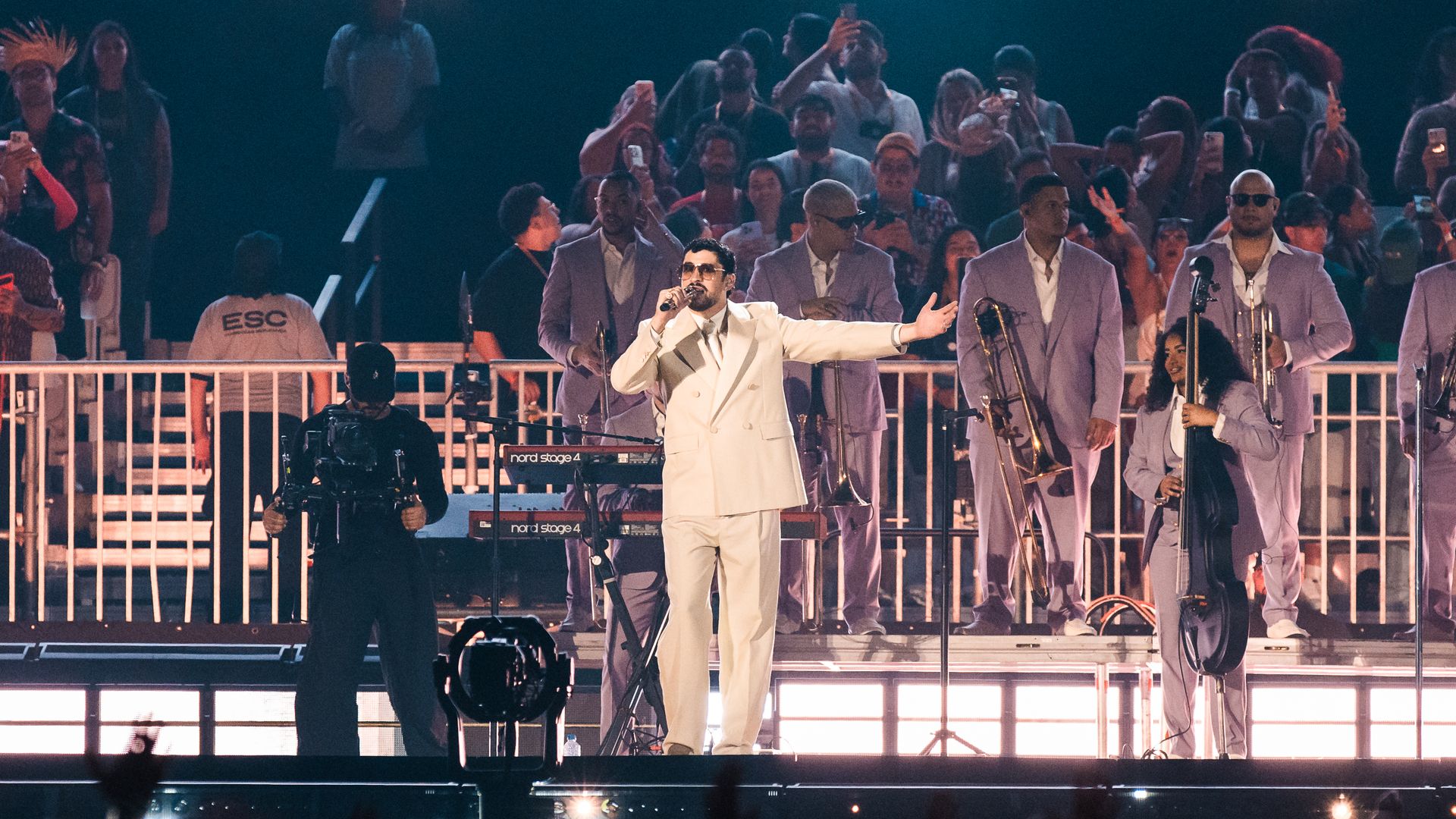 Bad Bunny rinde un emotivo homenaje póstumo a Willie Colón durante su ...
