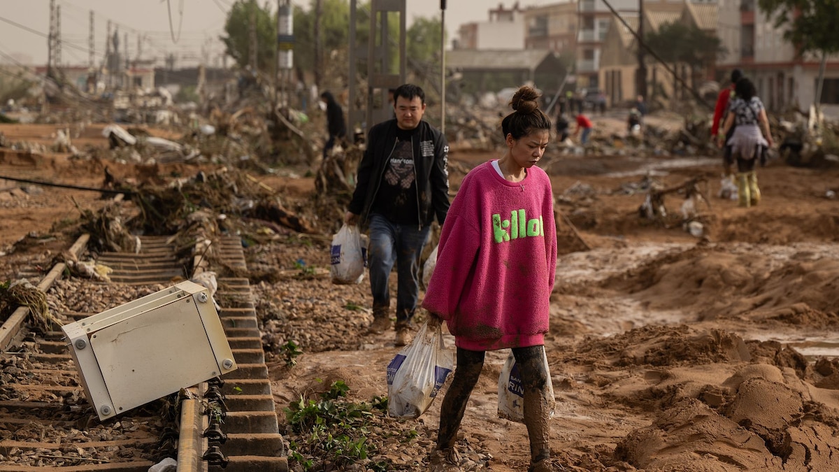 El emocionante vídeo de decenas de voluntarios cantando el himno de ...