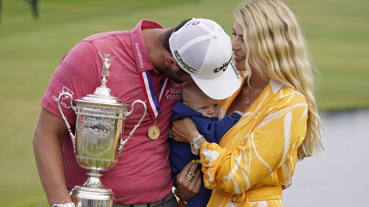 El golfista español Jon Rahm celebra su triunfo en el US Open con su ...