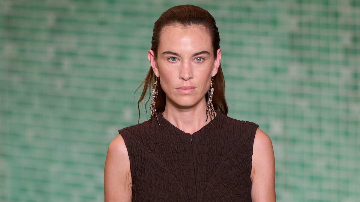 Alexa Chung sorprende en la pasarela de Tory Burch durante NYFW | ¡HOLA!