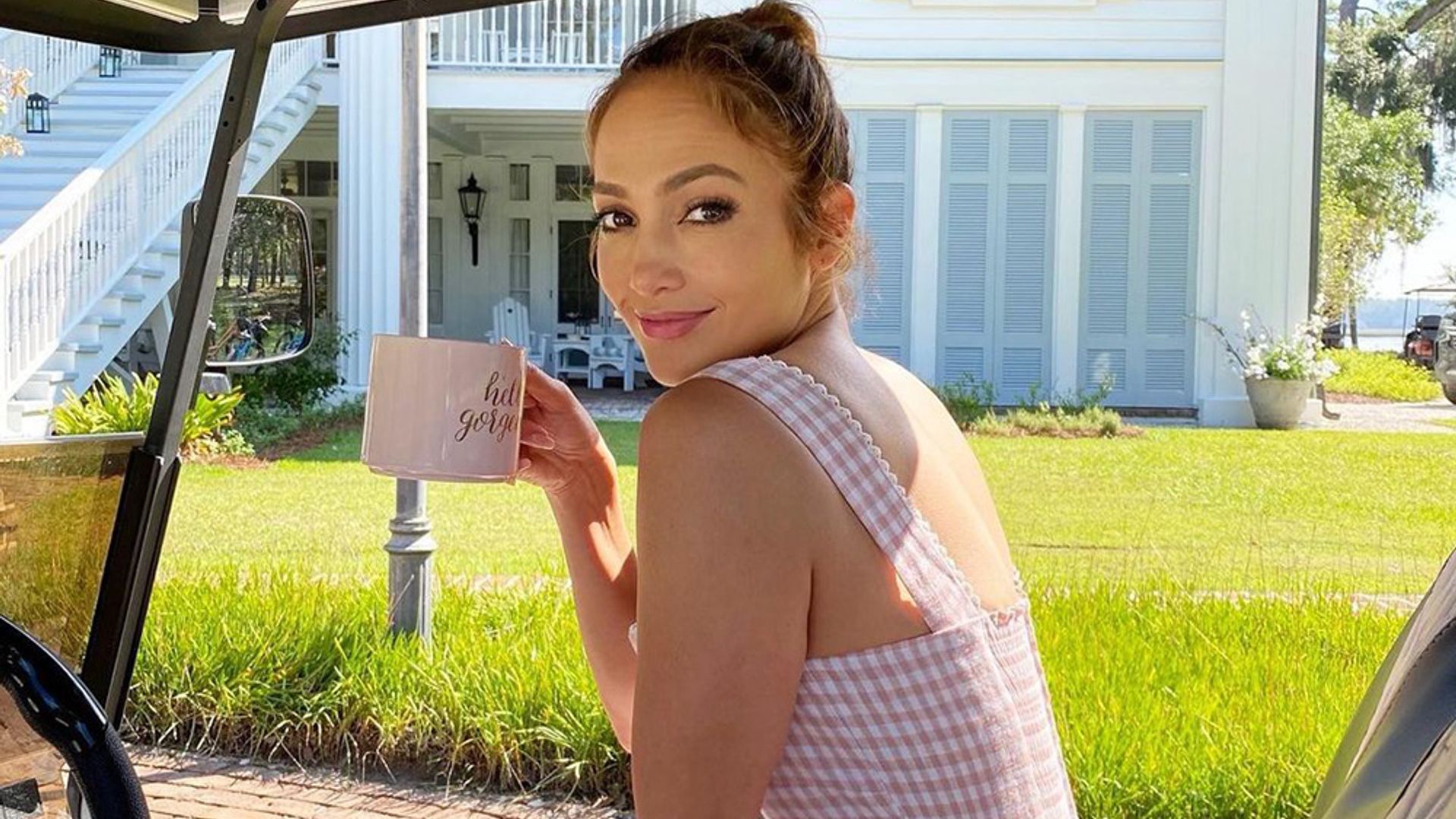 Jennifer Lopez y el vestido 'vichy' para no echar de menos el verano