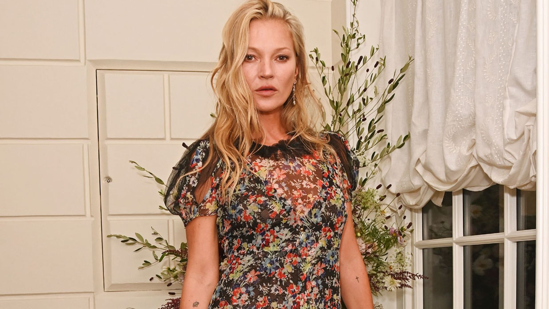 Kate Moss apuesta por el vestido monocolor que adoran las chicas 'boho'