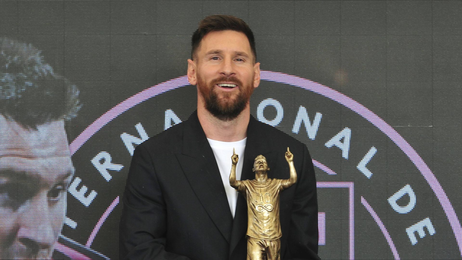 Lionel Messi recibe el premio al futbolista con más títulos en la ...