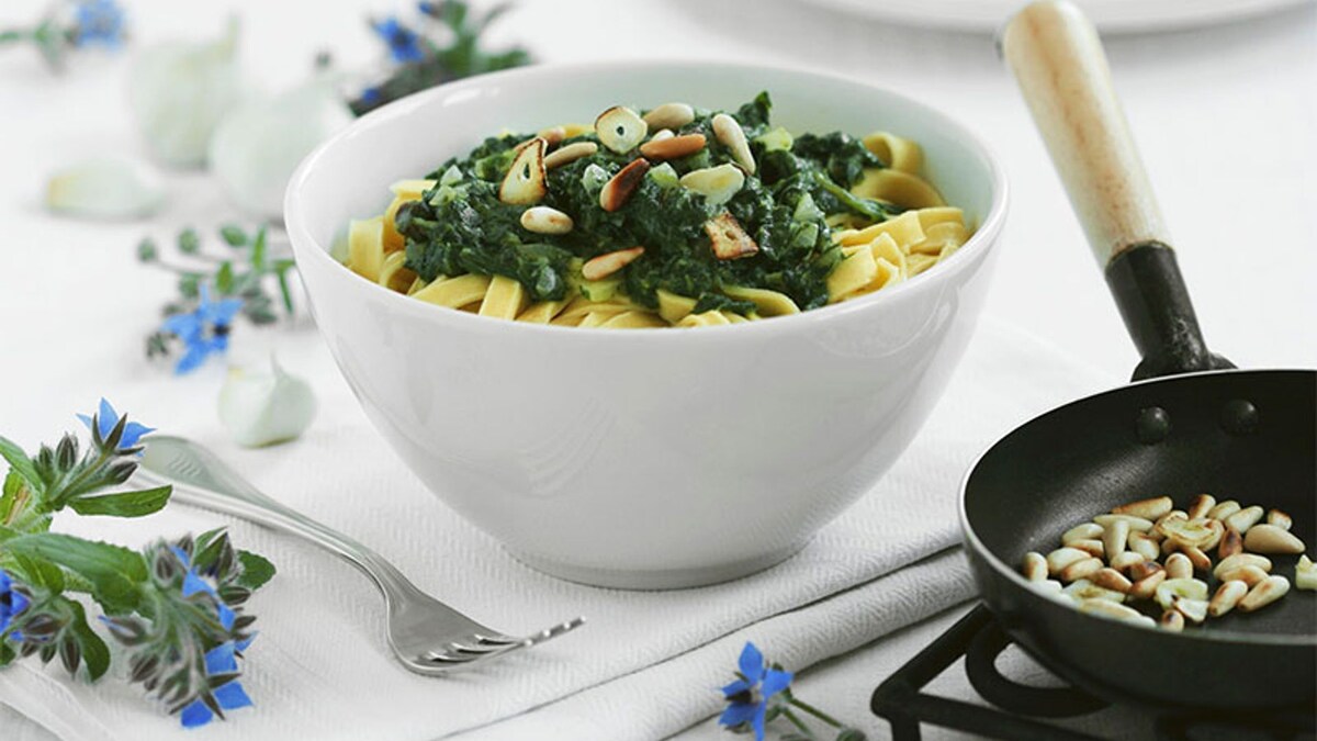 Pasta con hojas de borraja, ajo y piñones