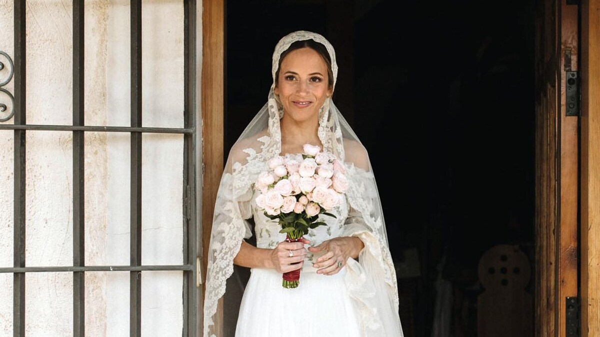 Patricia, la novia que llevó un vestido de Navascues con escote bardot