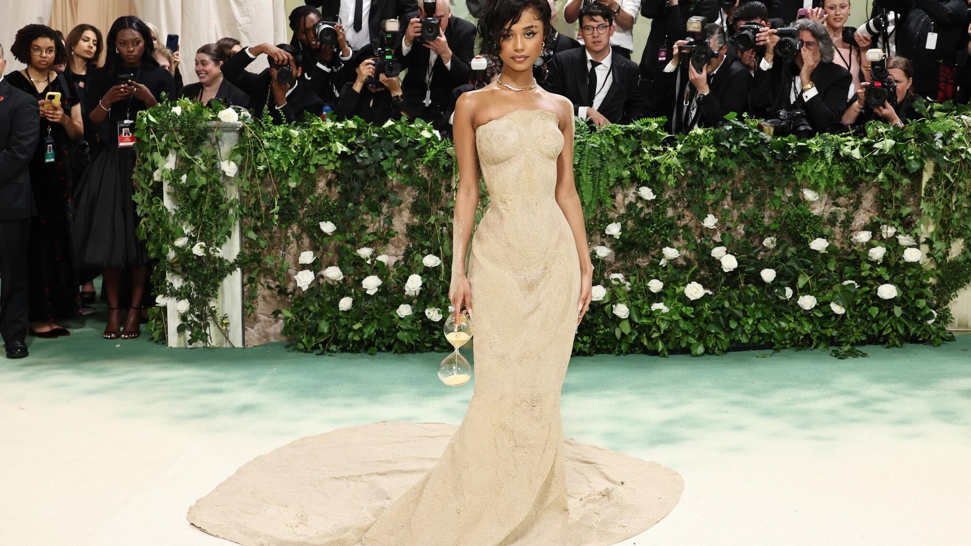 Así se hizo el icónico vestido de arena para la MET Gala | ¡HOLA!