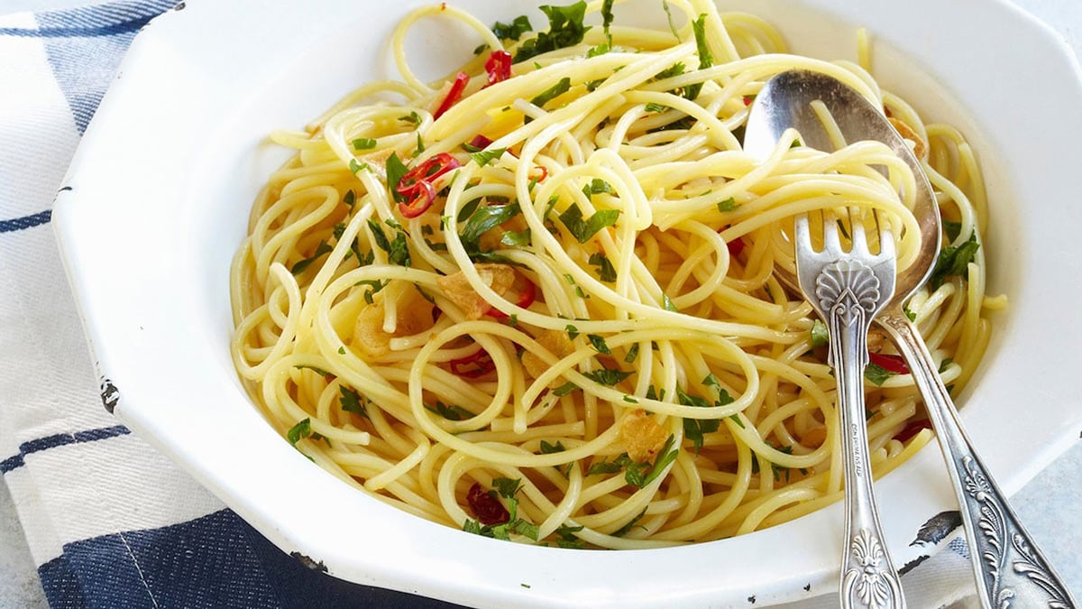 Espaguetis con ajo y aceite o spaghetti aglio e olio