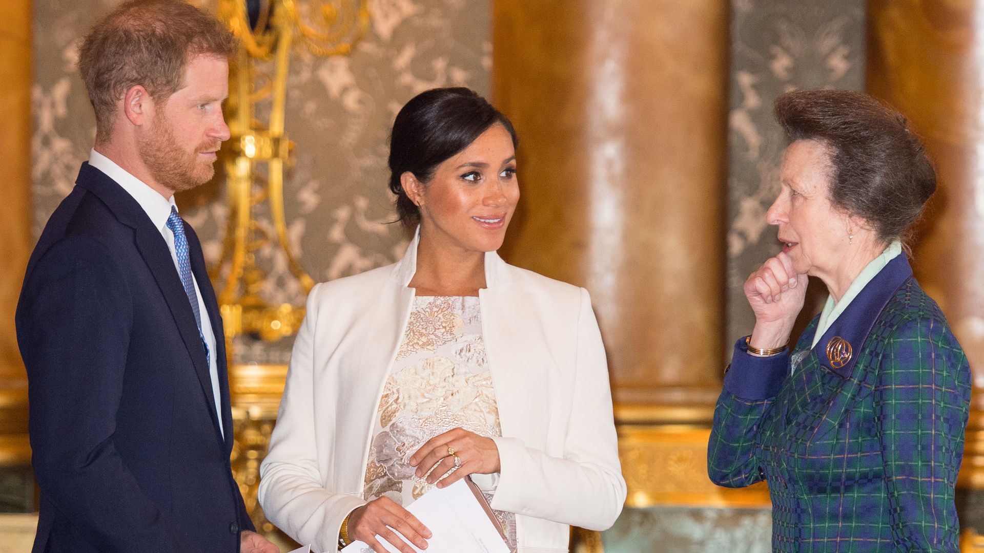La Casa Real británica le recuerda al príncipe Harry su sitio con una ...