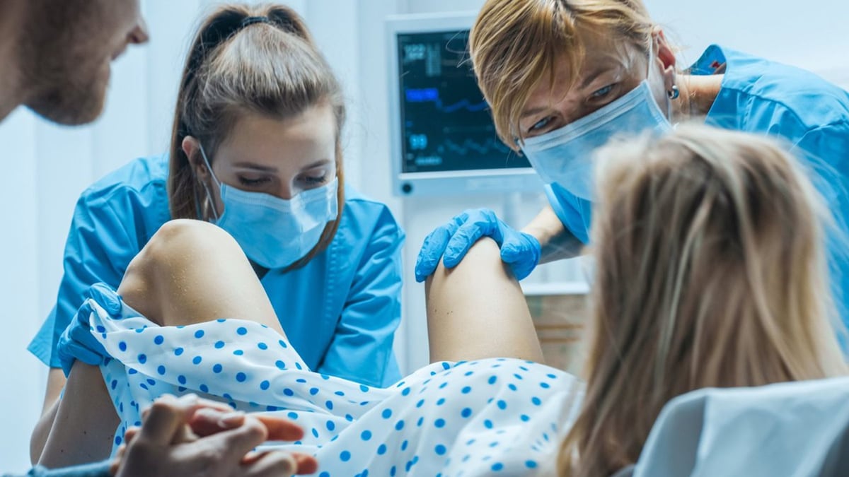 Qué es un parto rápido y qué riesgos conlleva