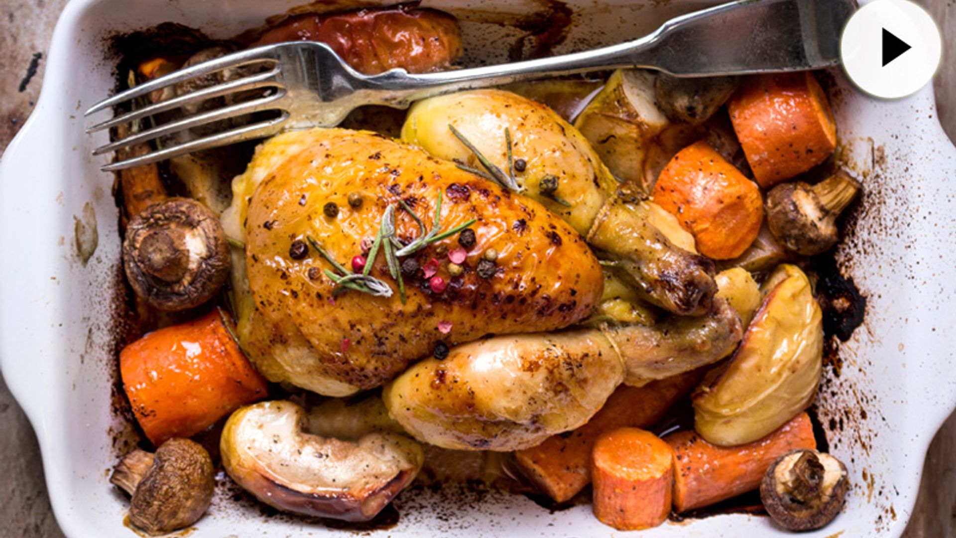 En vídeo: una receta diferente (¡y deliciosa!) para cocinar pollo al horno
