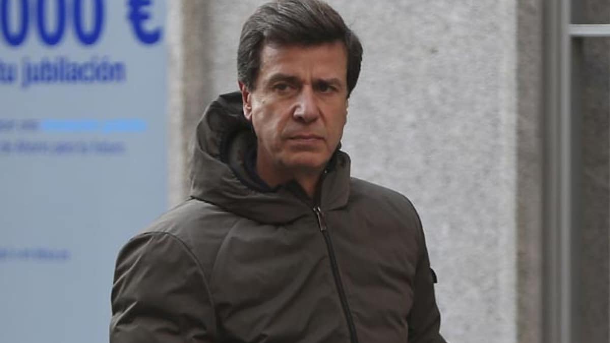 Cayetano Martínez de Irujo, operado de urgencia, recibe la visita de ...