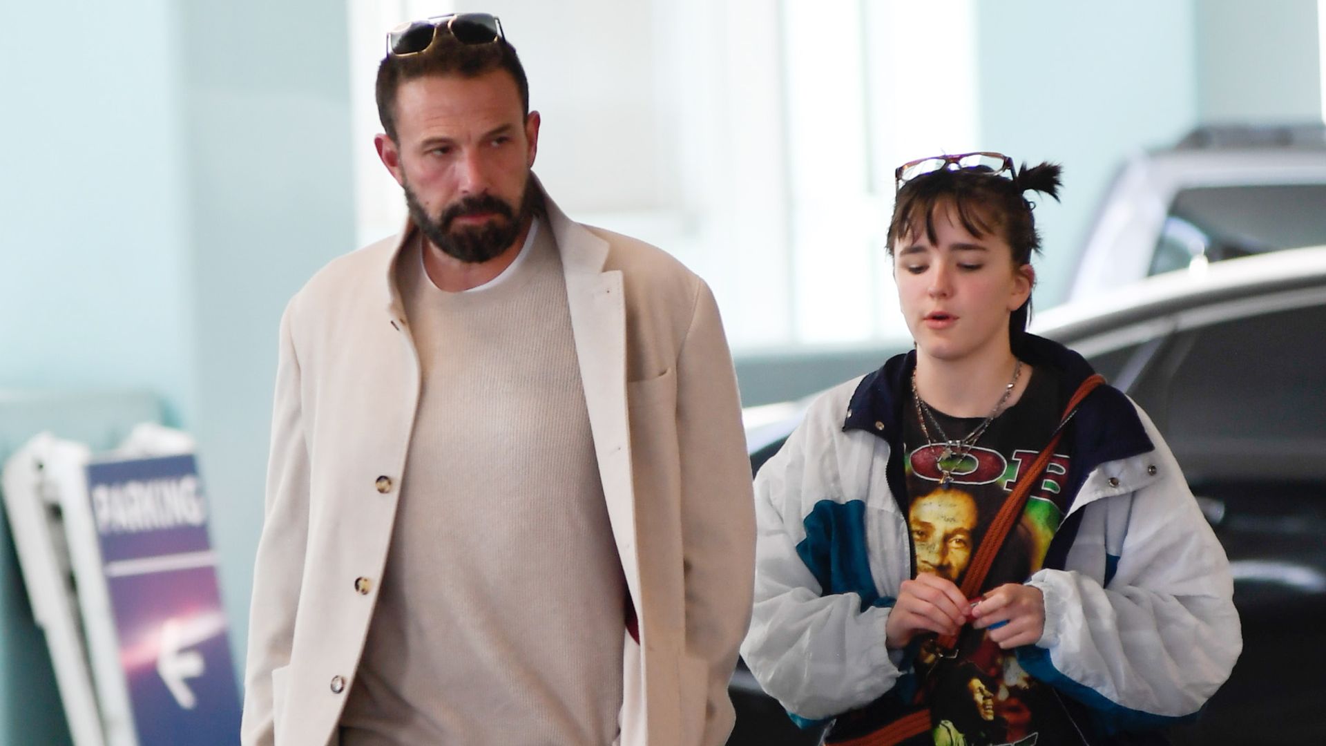 Fin Affleck reaparece con un estilo renovado en una nueva salida con su ...