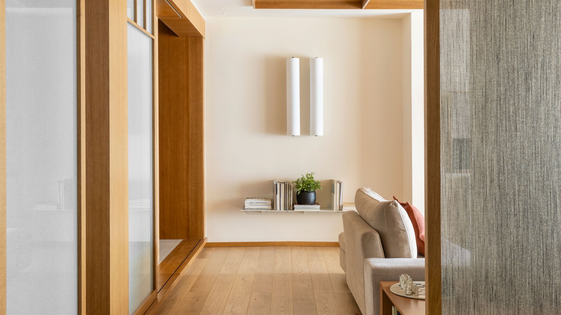 10 proyectos de interiorismo donde el trabajo de carpintería es pura ...