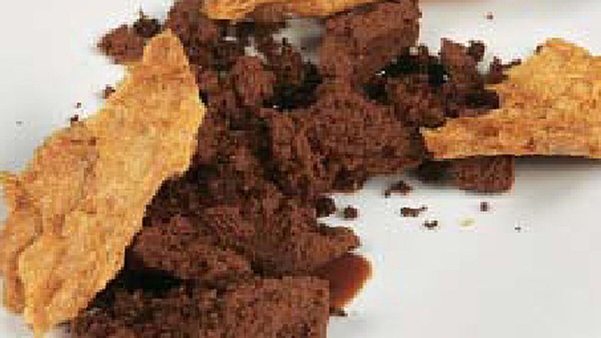 Pastel roto de chocolate con aceite y sal