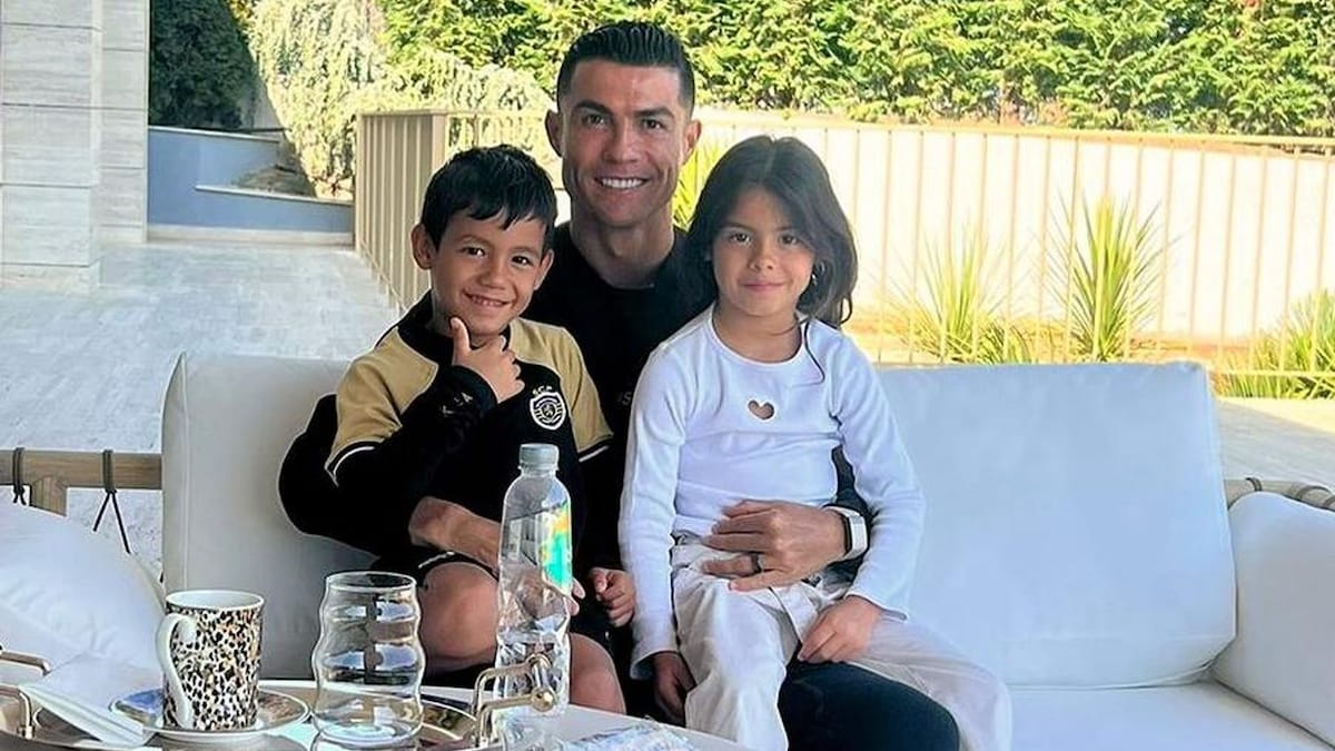 Cristiano Ronaldo festeja a sus mellizos, Eva María y Mateo | ¡HOLA!