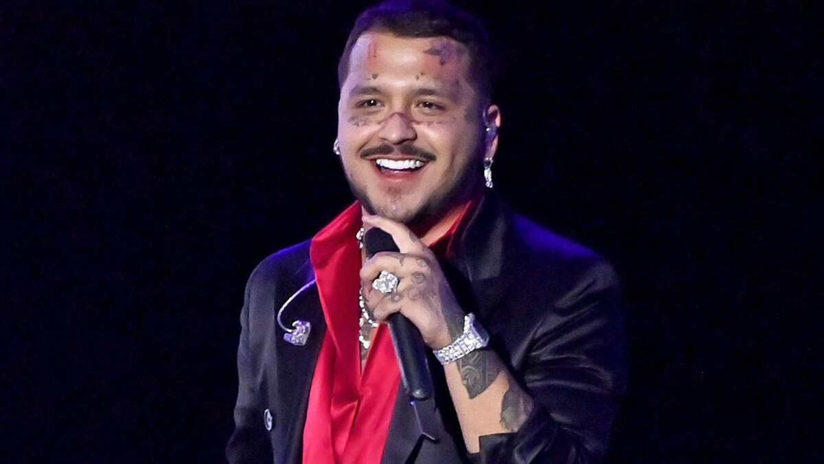 Nodal habla de su debut como papá en su show en Chicago | ¡HOLA!