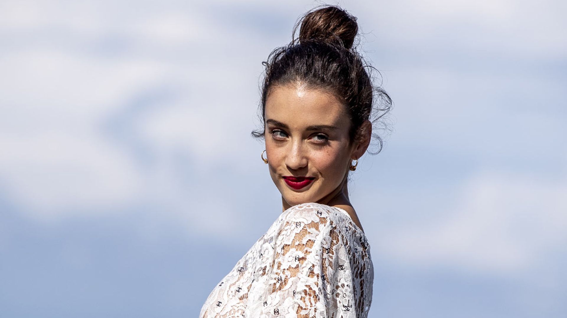 Todavía nos quedaba descubrir un look precioso de María Pedraza en San ...