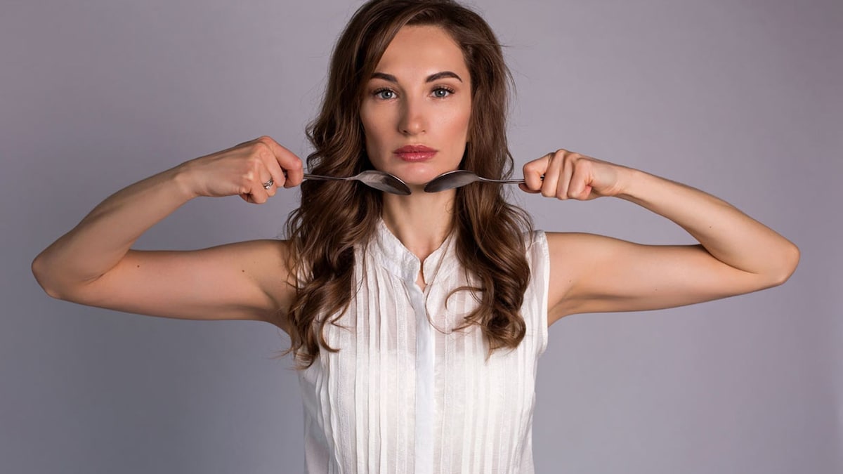 Un masaje con dos cucharas que te ayuda a tonificar tu piel