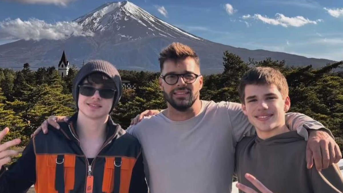 Ricky Martin y sus hijos se maravillan con el Monte Fuji | ¡HOLA!