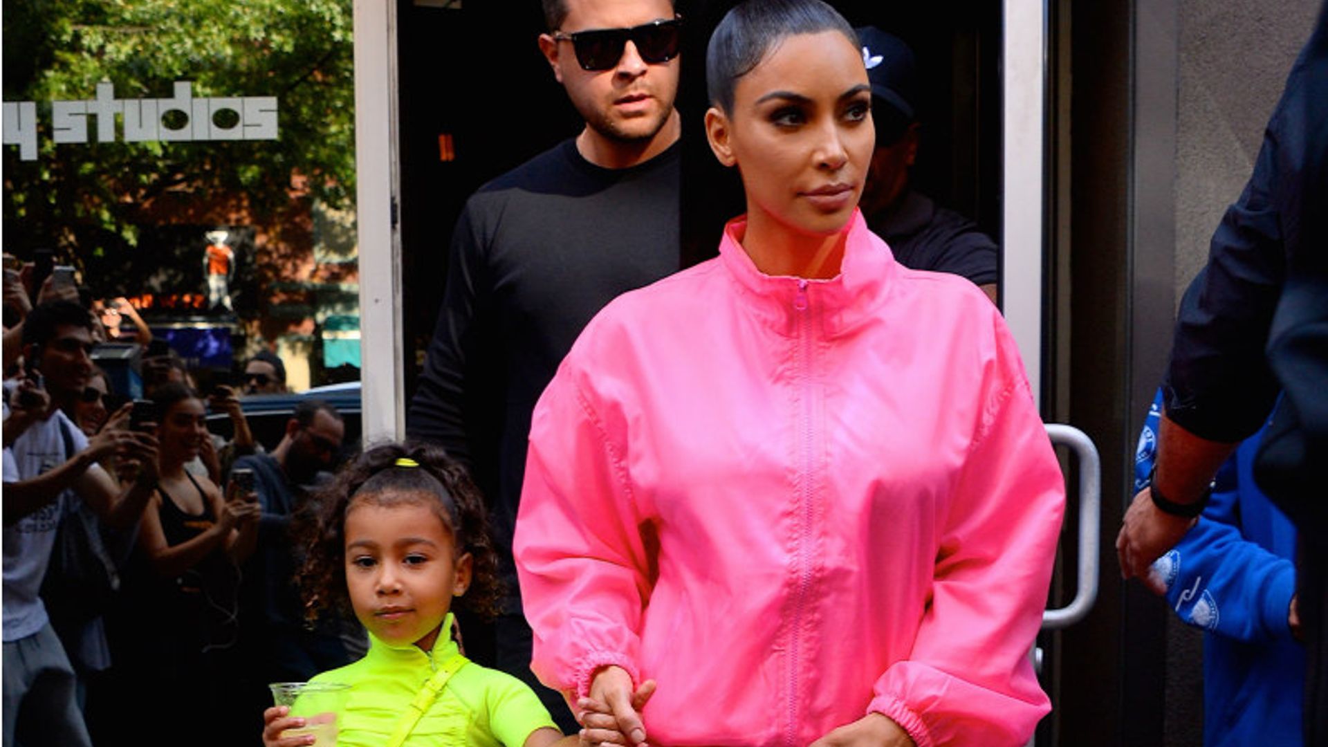 Kim Kardashian y North West se visten a juego en neón