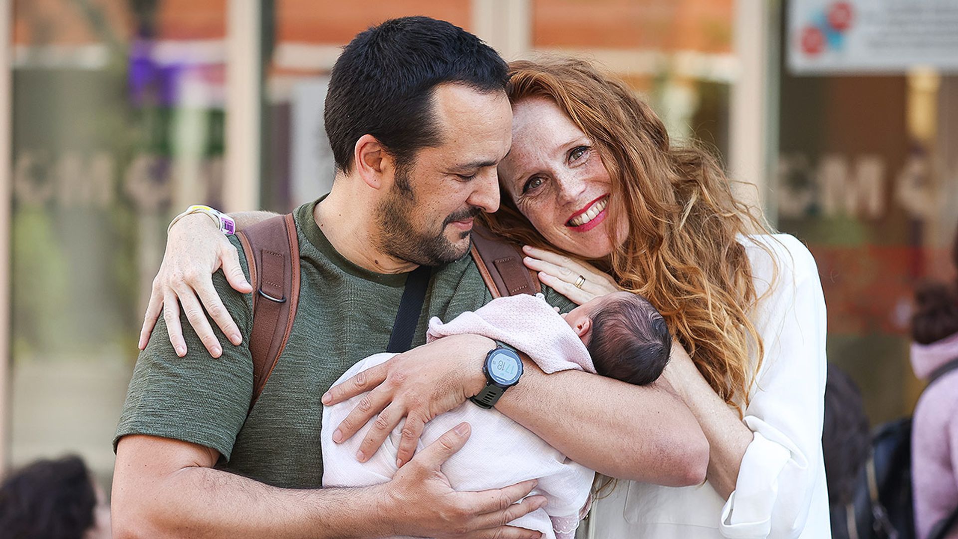 María Castro, junto a su marido, presenta a su tercera hija a las ...