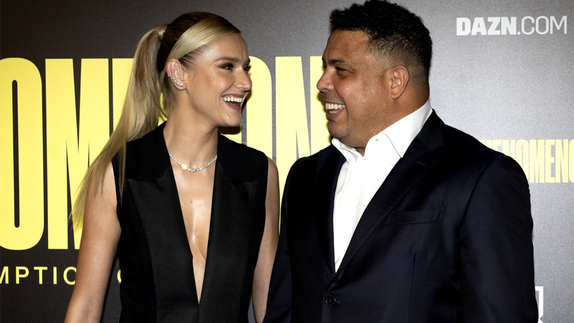 Ronaldo Nazario, arropado por su novia en la noche de 'El fenómeno'