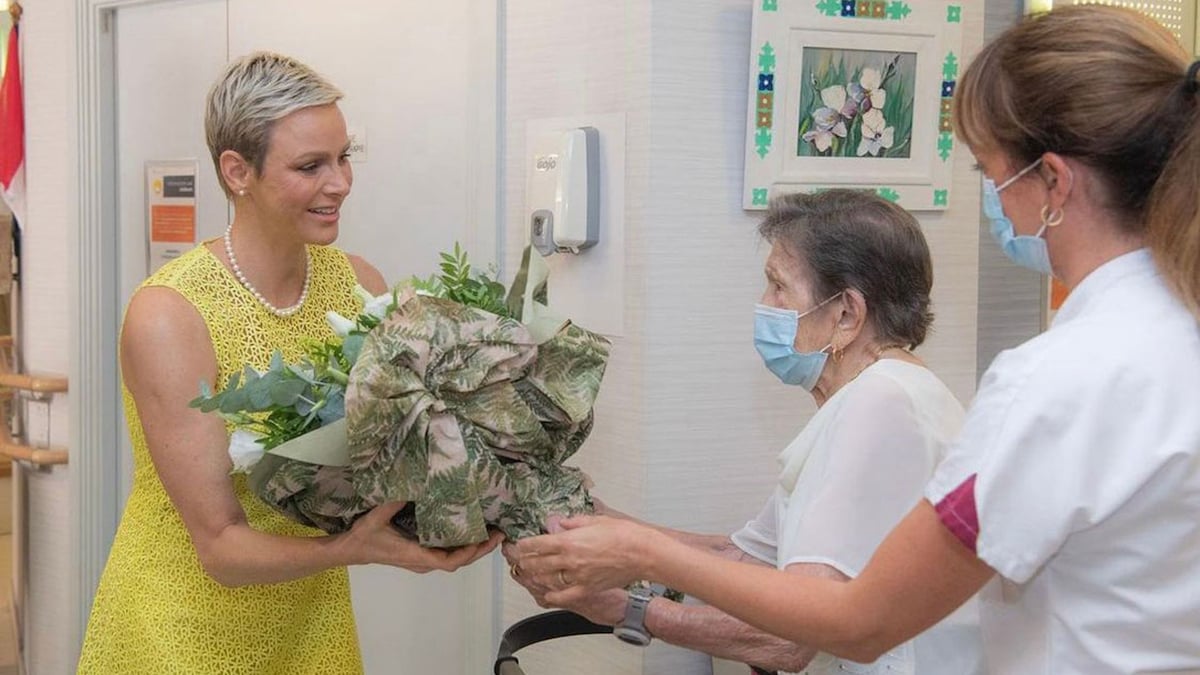 Charlene de Mónaco sorprende con un vestido fluorescente y collar de perlas