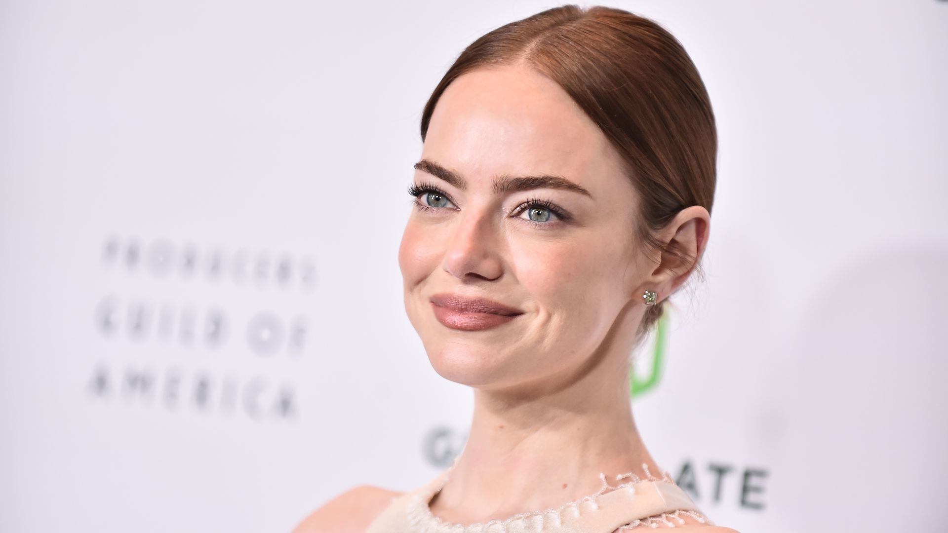 Emma Stone, en la carrera hacia los Oscar, brilla de blanco como una ...