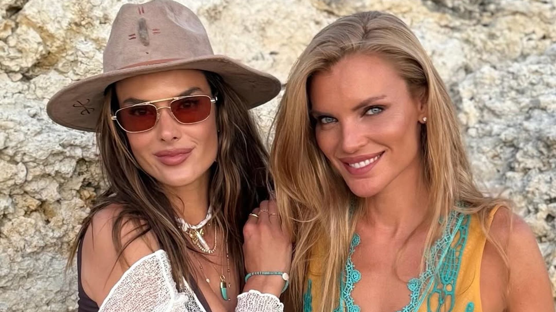 Alessandra Ambrosio y Esther Cañadas juntas en Ibiza: looks ‘boho chic ...