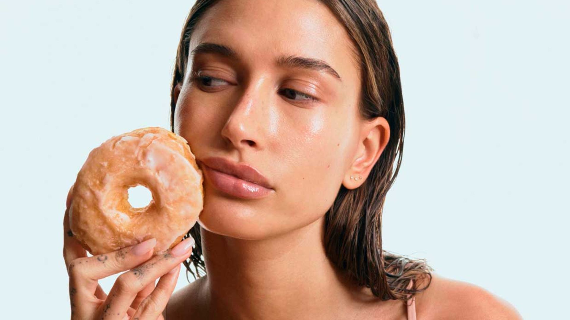 Hailey Bieber desvela con qué alimentos se salta su dieta sana
